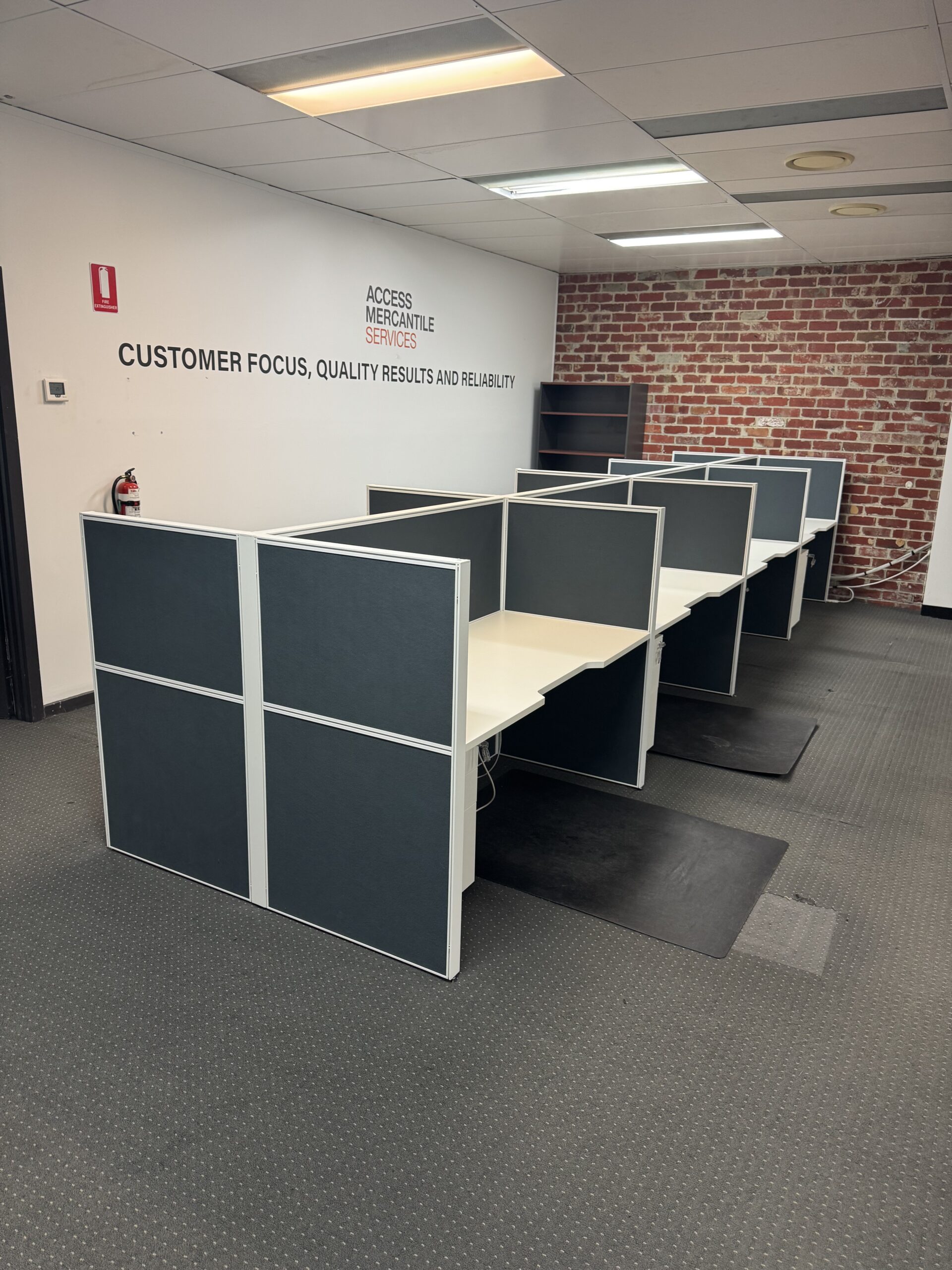 Second Hand 8-Person Multi-Person Desk with Partitions-White and Dark ...